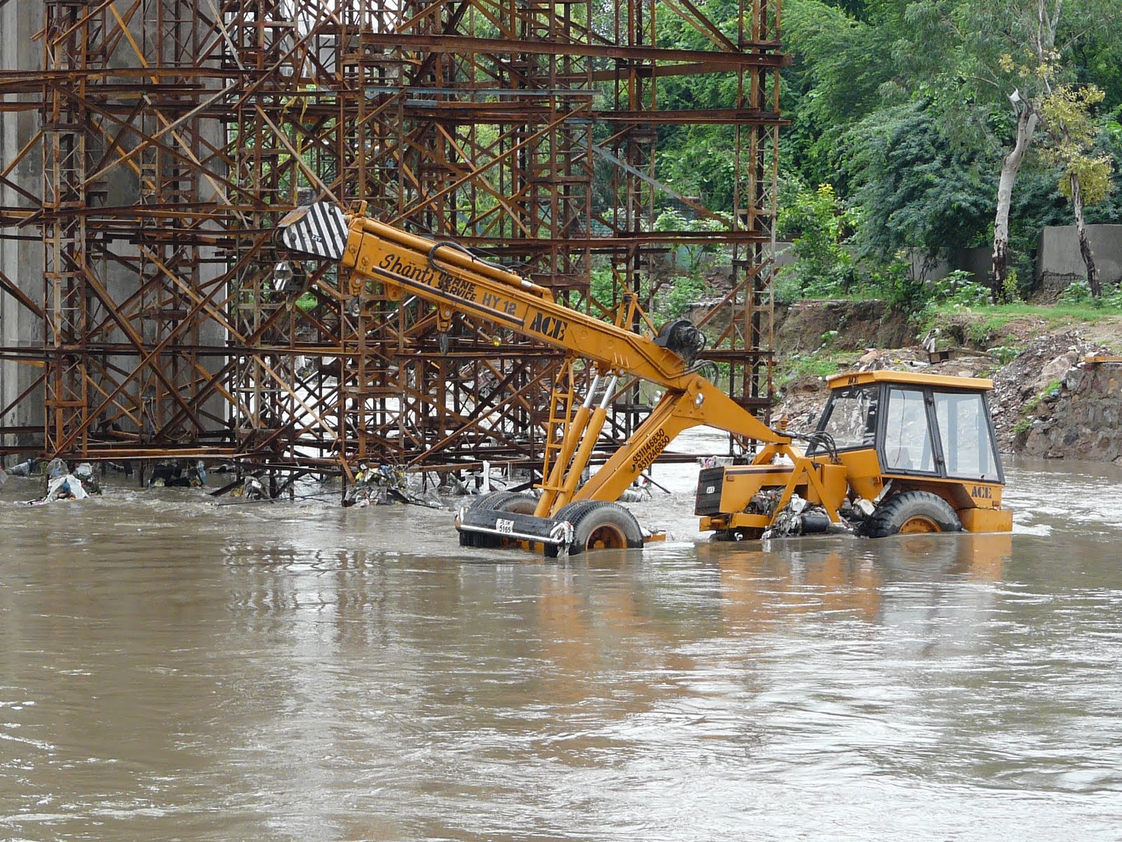 Barapullah Nala in Spate | Sarson ke Khet